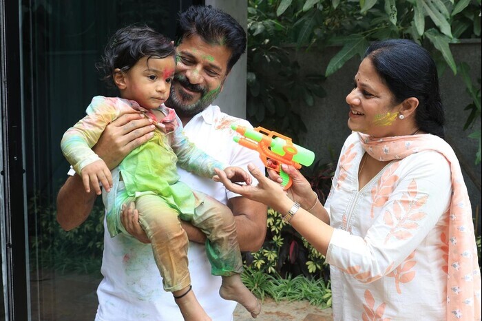 Viral: సీఎం రేవంత్ రెడ్డి హోలీ వేడుకల్లో స్పెషల్ గెస్ట్..సో క్యూట్ ...
