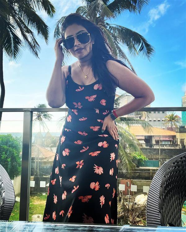 அடிக்கிற வெயிலுக்கு.. துபாயில் வெகேஷனை என்ஜாய் பண்ணும் பிக் பாஸ் மகேஸ்வரி.. லேட்டஸ்ட் ஸ்டில்ஸ் ...