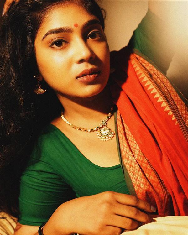 சேலையில் வேற லெவல் போட்டோஷூட்.. கிறங்கடிக்கும் விஜே பார்வதி.. லைக்குகளை அள்ளும் லேட்டஸ்ட் ...