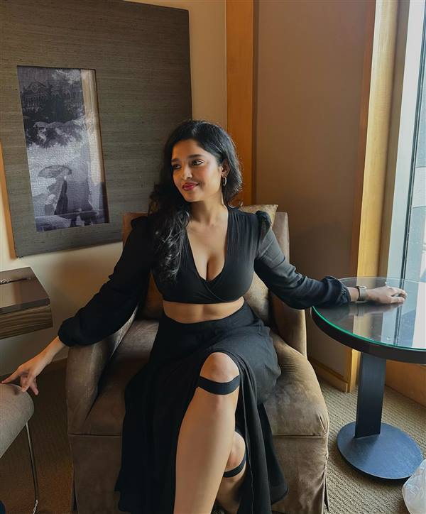 கிளாமரில் கலக்கும் 'வேட்டையன்' பட நடிகை.. பிளாக் ட்ரெஸ்ஸில் கலக்கல் போஸ்! | Actress Ritika Singh ...