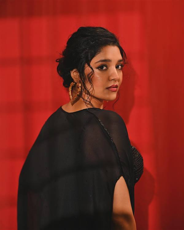 கிளாமரில் கலக்கும் 'வேட்டையன்' பட நடிகை.. பிளாக் ட்ரெஸ்ஸில் கலக்கல் போஸ்! | Actress Ritika Singh ...