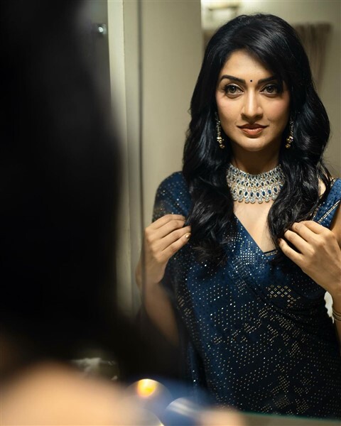 കറുപ്പിന് ഏഴഴക്; സാരിയിൽ അതി സുന്ദരിയായി വിമല രാമൻ, പ്രായം പോലും വെറും ...