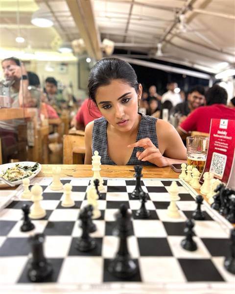'காபி வித் காதல்' பட நாயகியா இது? க்யூட்டாக செஸ் விளையாடுறாங்களே ...