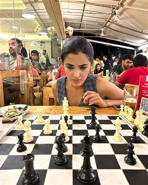 'காபி வித் காதல்' பட நாயகியா இது? க்யூட்டாக செஸ் விளையாடுறாங்களே ...