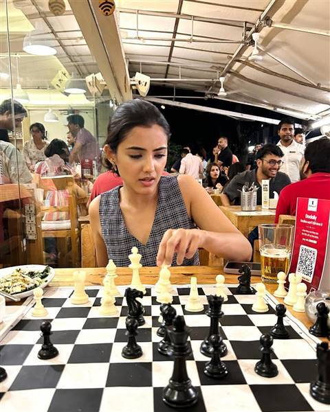 'காபி வித் காதல்' பட நாயகியா இது? க்யூட்டாக செஸ் விளையாடுறாங்களே ...