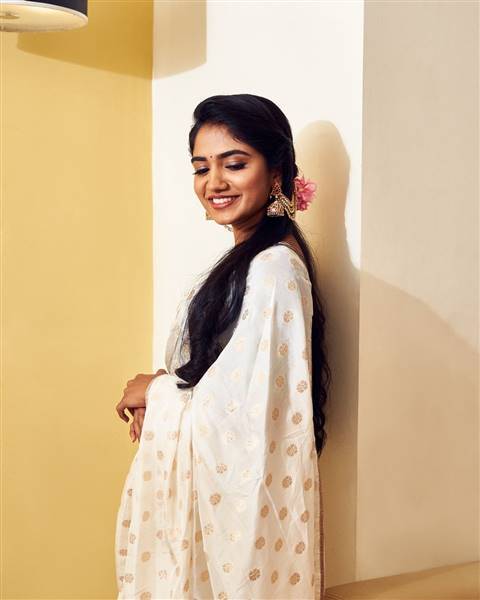 அட.. 'ஜோ' பட நடிகையின் தோளில் கைபோட்டிருக்கும் அந்த நபர் யார்? கமெண்டில் டென்ஷனான ஃபேன்ஸ்! யாரா ...