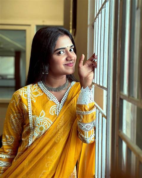 அட.. 'ஜோ' பட நடிகையின் தோளில் கைபோட்டிருக்கும் அந்த நபர் யார்? கமெண்டில் டென்ஷனான ஃபேன்ஸ்! யாரா ...