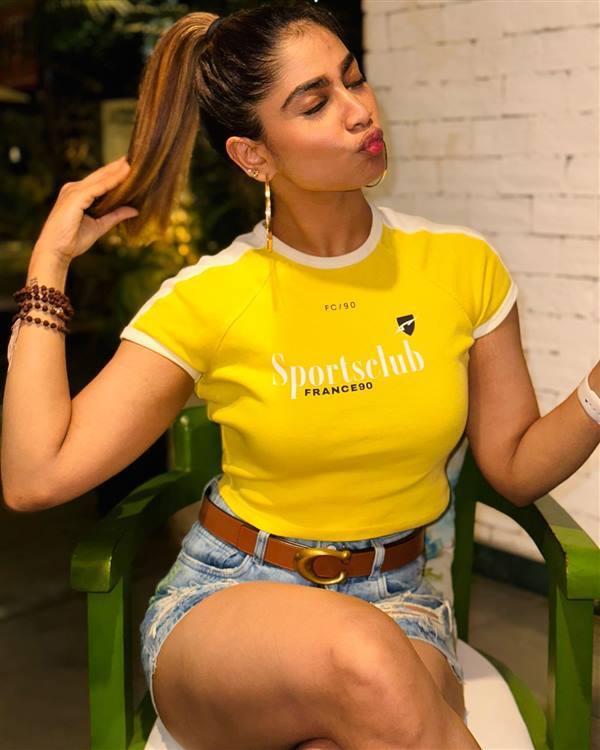 சைசான சைடு பார்வையில் இளசுகளை ஈர்க்கும் ஷிவானி நாராயணன்.. கிளாமர் லுக்கில் வெளியான லேட்டஸ்ட் ...