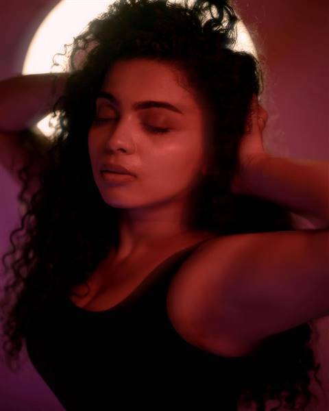 வொயிட் டாப்பில் வேற லெவல் போஸ்.. 'ஹார்ட் பீட்' வெப் தொடர் நாயகியின் நச் ...