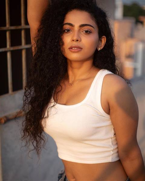 வொயிட் டாப்பில் வேற லெவல் போஸ்.. 'ஹார்ட் பீட்' வெப் தொடர் நாயகியின் நச் ...