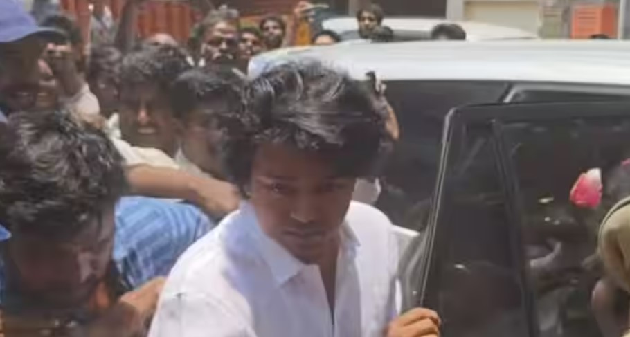 'அண்ணன் வரார் வழிவிடு'.. ரசிகர்கள் படை வரவேற்க.. மாஸாக வந்து வாக்கு ...