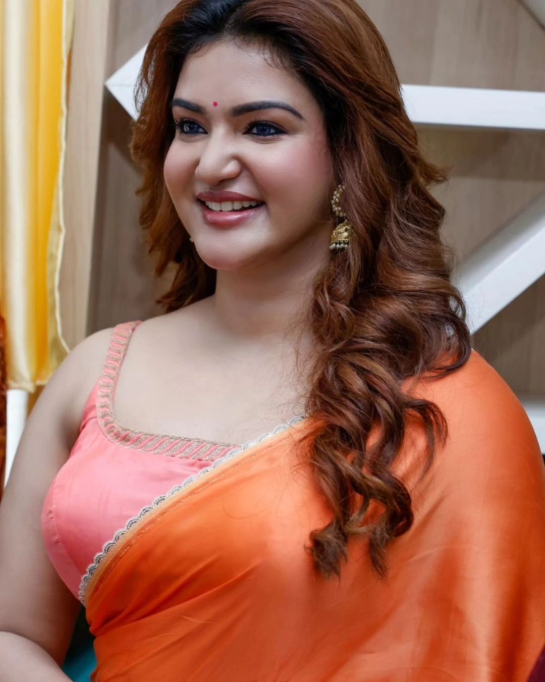 கடை திறப்பு விழா.. கிளாமர் உடையில் கலக்கலாக என்ட்ரி கொடுத்த ஹனி ரோஸ் ...