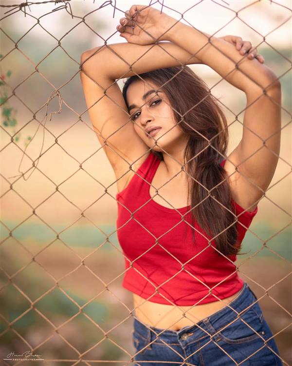 பாண்டியன் ஸ்டோர்ஸ் நடிகையா இது? கிளாமர் உடையில் ஹாலிவுட் ரேஞ்சுக்கு மாறிட்டாங்களே.. காவ்யாவின் ...