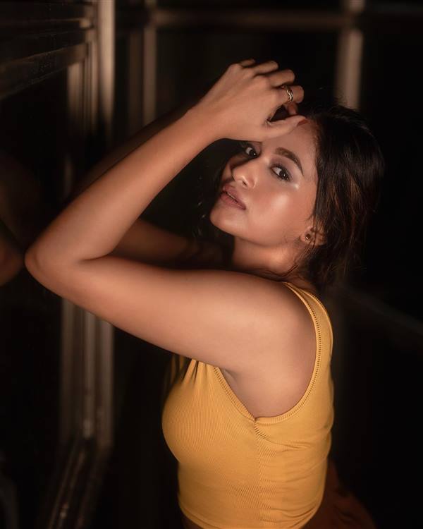 பாண்டியன் ஸ்டோர்ஸ் நடிகையா இது? கிளாமர் உடையில் ஹாலிவுட் ரேஞ்சுக்கு மாறிட்டாங்களே.. காவ்யாவின் ...