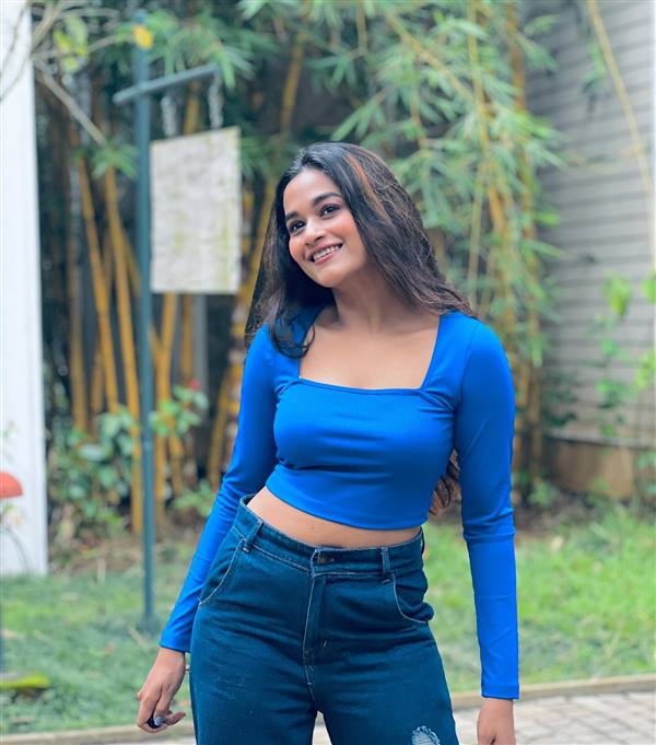 பாண்டியன் ஸ்டோர்ஸ் நடிகையா இது? கிளாமர் உடையில் ஹாலிவுட் ரேஞ்சுக்கு மாறிட்டாங்களே.. காவ்யாவின் ...