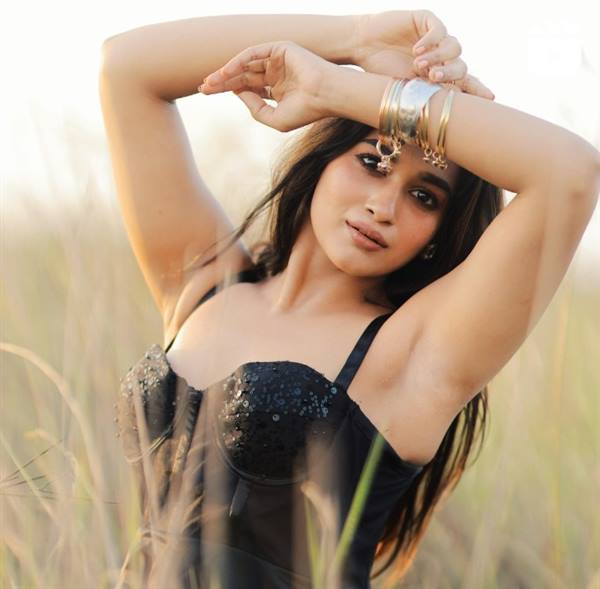 பாண்டியன் ஸ்டோர்ஸ் நடிகையா இது? கிளாமர் உடையில் ஹாலிவுட் ரேஞ்சுக்கு மாறிட்டாங்களே.. காவ்யாவின் ...