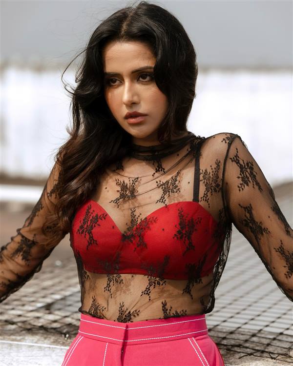 இந்த கிளாமர் போதுமா? டியூப் டாப் உடையில் அப்படியொரு போஸ் கொடுத்த ரைசா.. சொக்கிப்போன ரசிகர்கள் ...