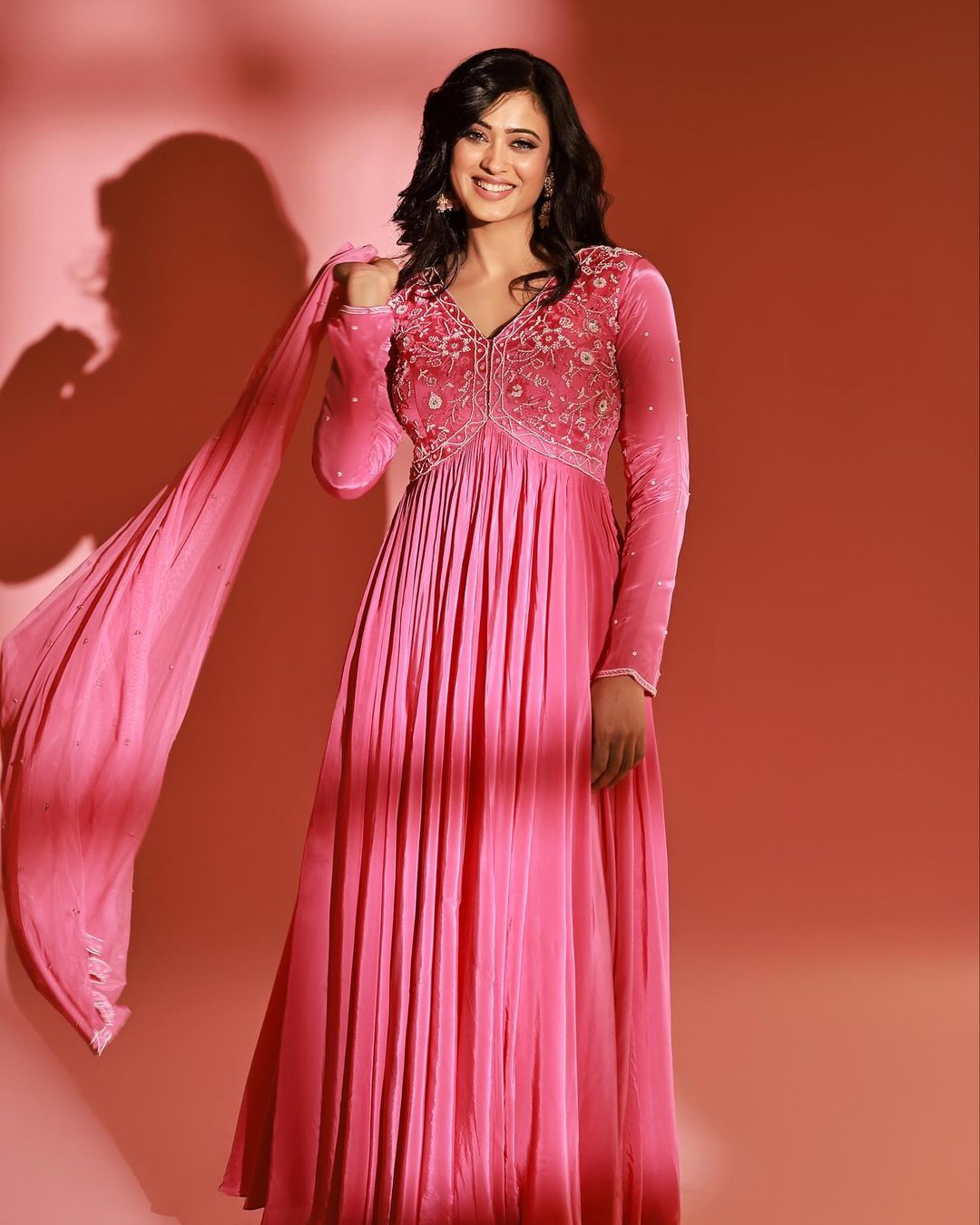 एथनिक लुक में गजब की खूबसूरत लगीं Shweta Tiwari, अनारकली सूट पहन फैंस ...