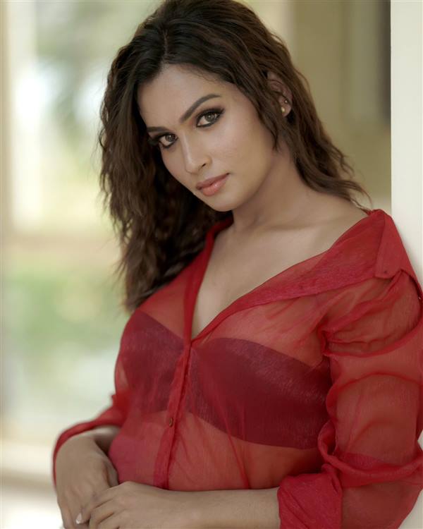 எல்லைமீறிய கிளாமரில் பிக் பாஸ் ஷிவின்.. ட்ரான்ஸ்பரென்ட் உடையில் அப்படியொரு போஸ்.. உருகிய ...