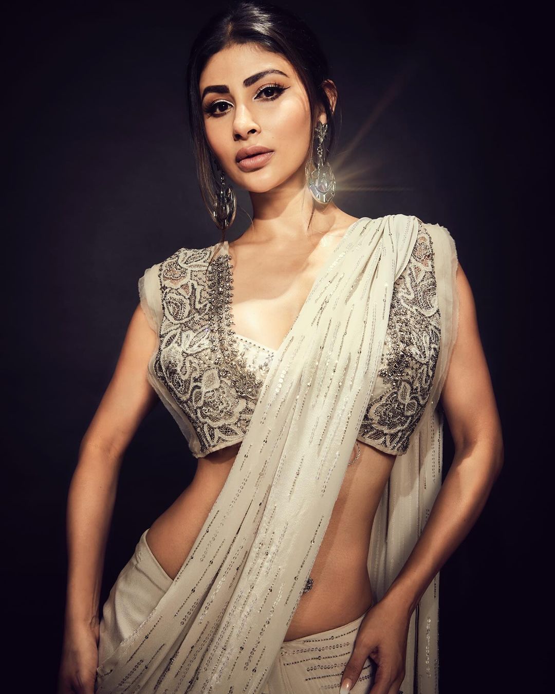 साड़ी में Mouni Roy ने लगाया हॉटनेस का ऐसा तड़का, किलर अदाओं पर फैंस हुए फिदा | Bollywood ...