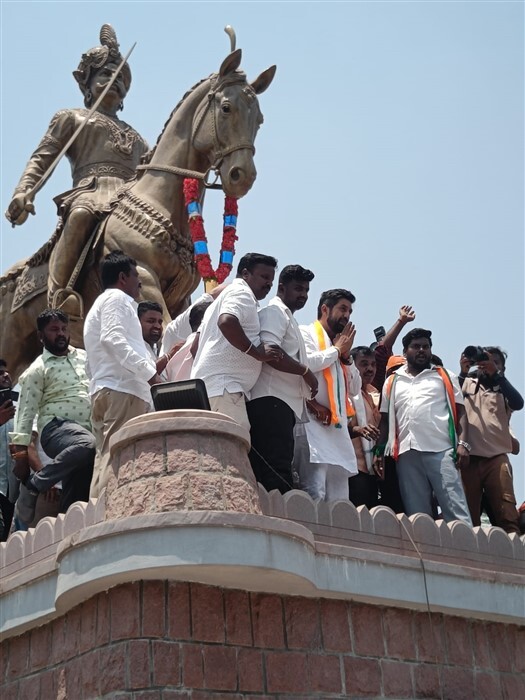 ಚಿಕ್ಕಬಳ್ಳಾಪುರ: ಕಾಂಗ್ರೆಸ್ ಅಭ್ಯರ್ಥಿ ರಕ್ಷಾ ರಾಮಯ್ಯ ನಾಮಪತ್ರ ಸಲ್ಲಿಕೆ ...