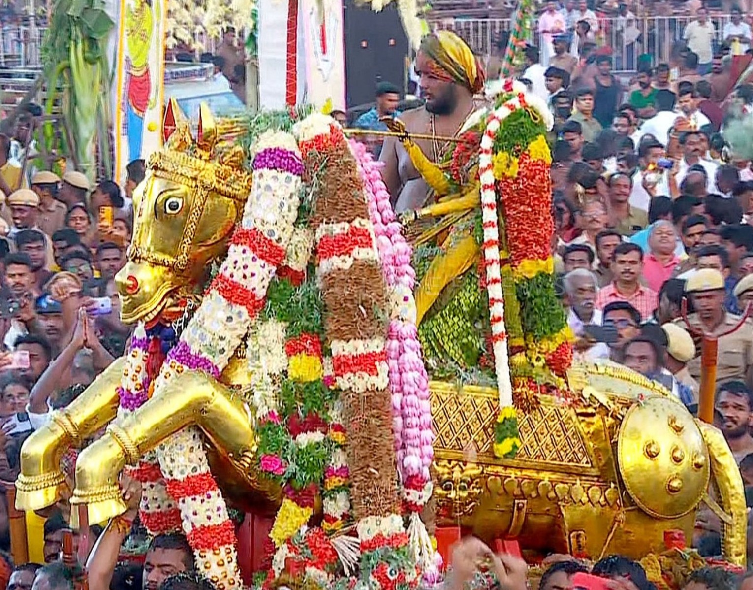 வராரு வராரு அழகர் வராரு.. பச்சை பட்டுடுத்தி வைகை ஆற்றில் இறங்கினார் ...