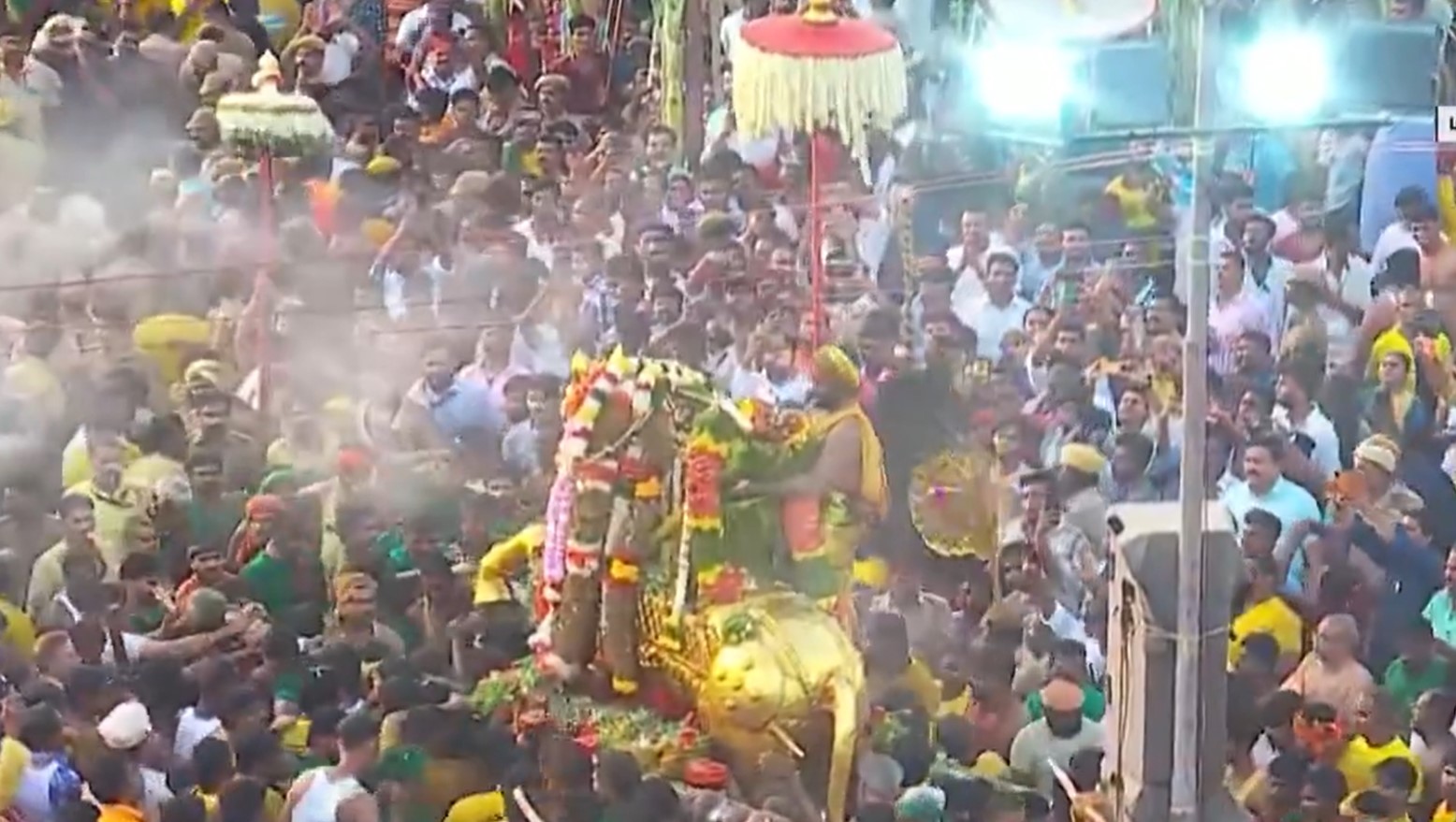 வராரு வராரு அழகர் வராரு.. பச்சை பட்டுடுத்தி வைகை ஆற்றில் இறங்கினார் ...