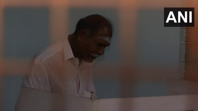 Lok Sabha chunav 2024: लोकसभा चुनावों के लिए वोटिंग जारी, इन सेलिब्रिटी ...
