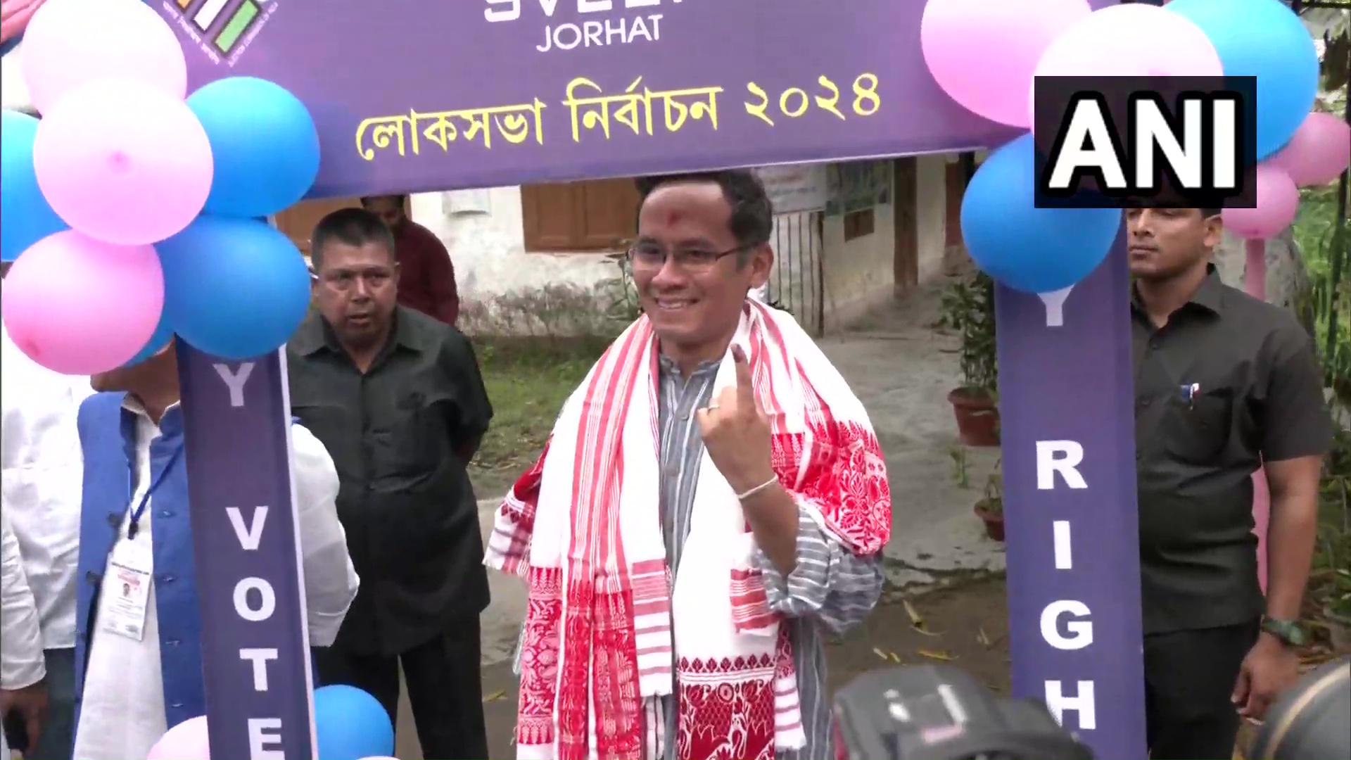 Lok Sabha chunav 2024: लोकसभा चुनावों के लिए वोटिंग जारी, इन सेलिब्रिटी ...