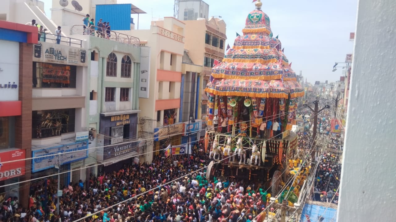விண்ணைப்பிளக்கும் ஹர ஹர சிவா கோஷம்.. ஆடி அசைந்து வரும் திருத்தேர்.. மதுரை சித்திரை திருவிழா ...