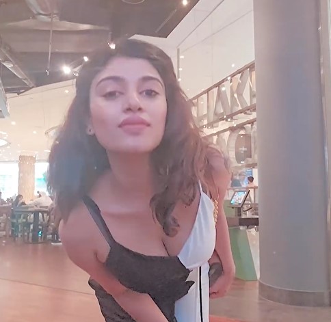 போட்டோ எடுக்கக்கூட ஆள் இல்ல.. ஷாப்பிங் மாலில் சோலோவாக வைப் செய்த ஓவியா.. கிளாமர் உடையில் போஸ் ...