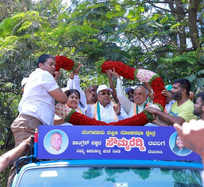 Photos: ಸೌಮ್ಯಾರೆಡ್ಡಿ ಪರ ಸಿಎಂ ಪ್ರಚಾರ: ತೆರೆದ ವಾಹನದಲ್ಲಿ ರೋಡ್ ಶೋ ...