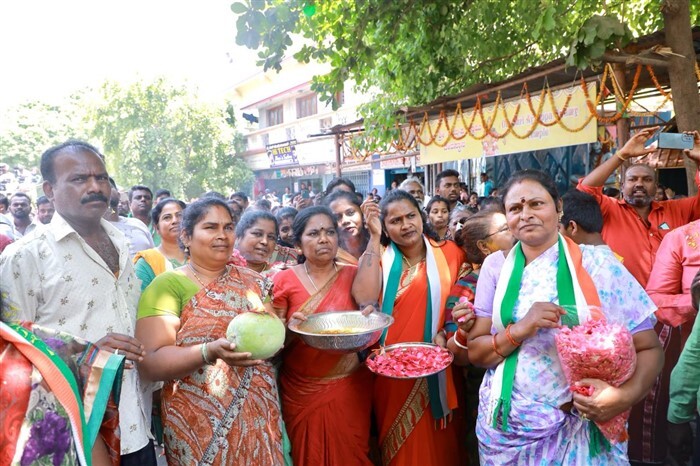 Photos: ಸೌಮ್ಯಾರೆಡ್ಡಿ ಪರ ಸಿಎಂ ಪ್ರಚಾರ: ತೆರೆದ ವಾಹನದಲ್ಲಿ ರೋಡ್ ಶೋ ...