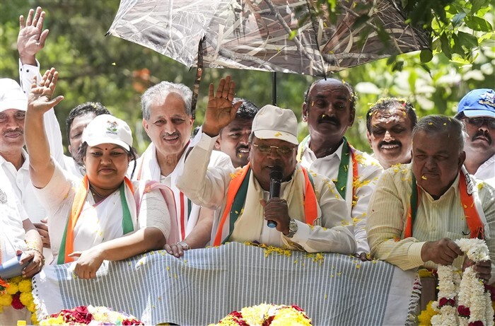 Photos: ಸೌಮ್ಯಾರೆಡ್ಡಿ ಪರ ಸಿಎಂ ಪ್ರಚಾರ: ತೆರೆದ ವಾಹನದಲ್ಲಿ ರೋಡ್ ಶೋ ...