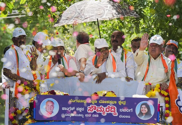 Photos: ಸೌಮ್ಯಾರೆಡ್ಡಿ ಪರ ಸಿಎಂ ಪ್ರಚಾರ: ತೆರೆದ ವಾಹನದಲ್ಲಿ ರೋಡ್ ಶೋ ...