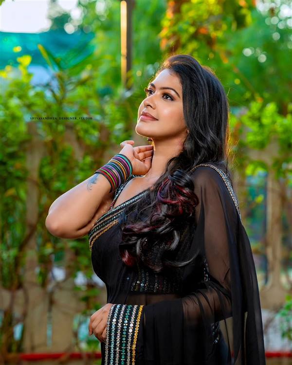 அம்மாடியோ உன் அழகு செம தூளு! மினுமினுக்கும் ட்ரான்ஸாப்ரெண்ட் சேலையில் ...