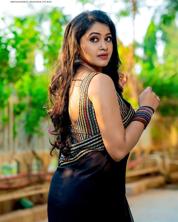 அம்மாடியோ உன் அழகு செம தூளு! மினுமினுக்கும் ட்ரான்ஸாப்ரெண்ட் சேலையில்.. ஆளை மயக்கும் கிளாமர் ...