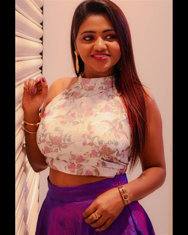 மாடர்ன் ட்ரெஸ்ஸுக்கு பாய் பாய் சொன்ன 'சிவகார்த்திகேயன்' பட நடிகை.. ட்ரான்ஸாப்ரெண்ட் சேலையில் வேற ...