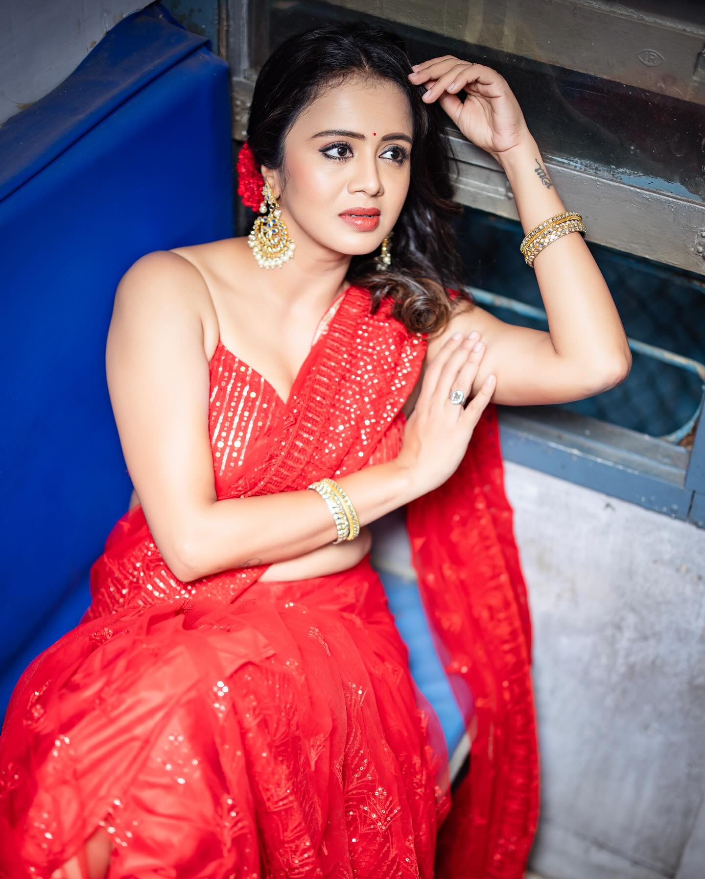 உச்சகட்ட கிளாமர் போட்டோஷூட்.. இளசுகளை ஈர்க்கும் விஜே அஞ்சனாவின் ...