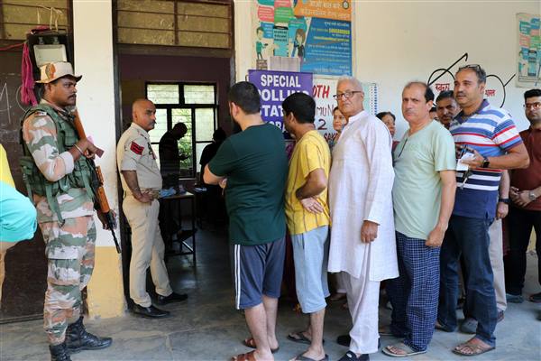 5ம் கட்ட வாக்குப்பதிவு தொடங்கியது.. ஆர்வத்துடன் வாக்களித்து வரும் ...