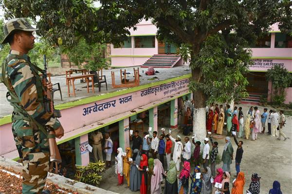 5ம் கட்ட வாக்குப்பதிவு தொடங்கியது.. ஆர்வத்துடன் வாக்களித்து வரும் ...