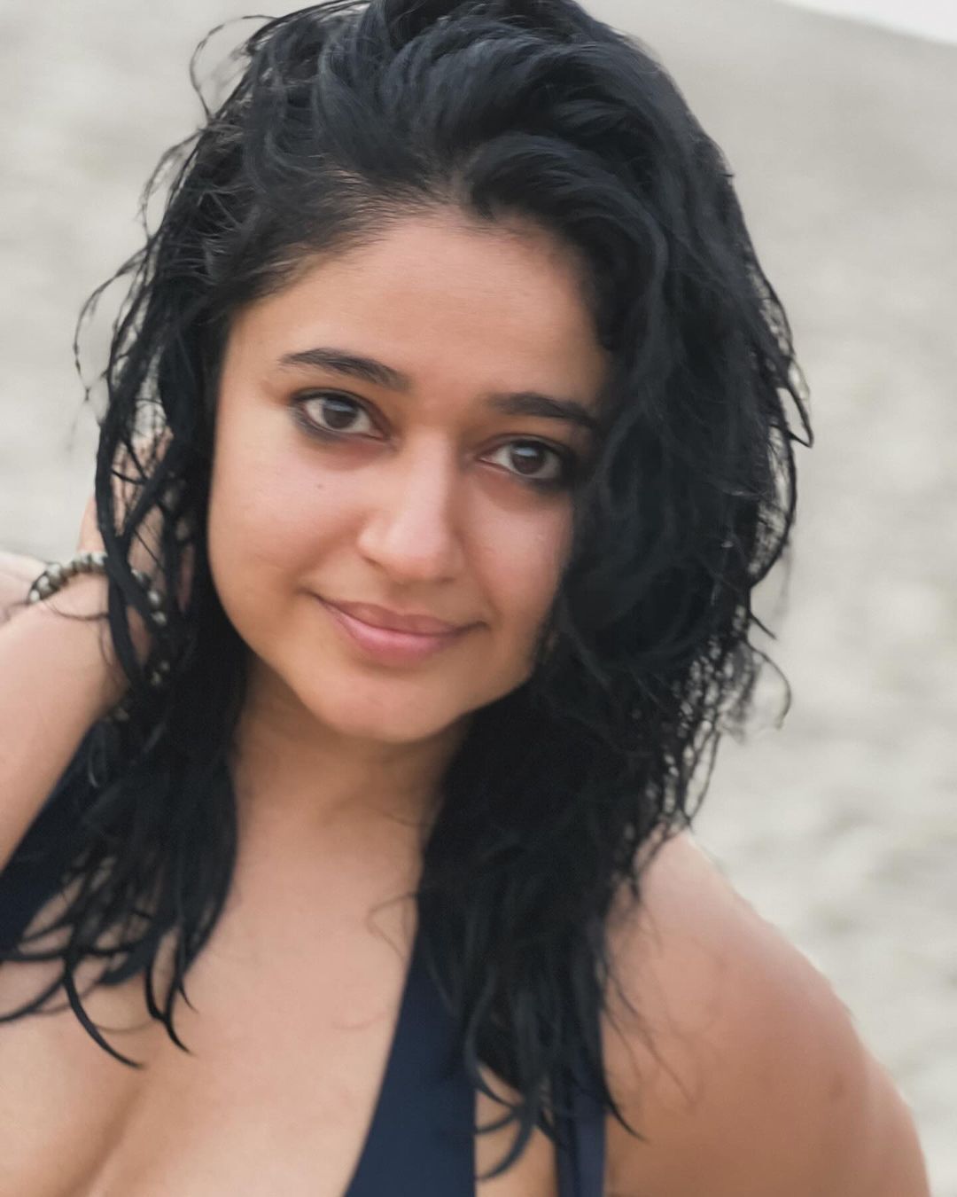 స్విమ్ షూట్‌లో సెగలు పుట్టిస్తున్న పూనమ్ బజ్వా.. డోస్ తగ్గడం లేదుగా! | Actress Poonam Bajwa ...