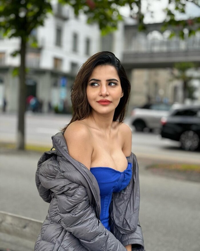 ఎద అందాల షోతో కుర్రాళ్లను టెంప్ట్ చేస్తున్న అషు రెడ్డి.. హాట్ ట్రీట్ మాములుగా లేదు! | Ashu Reddy ...