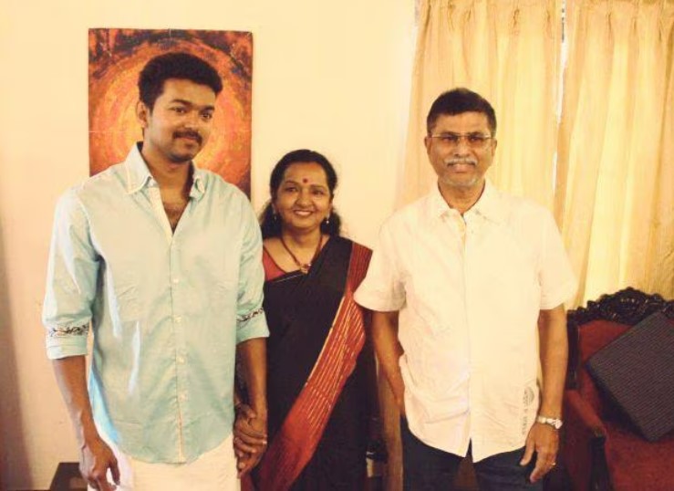 பெற்றோருடன் விஜய்.. இதற்கு முன் வெளியான புகைப்படங்களின் தொகுப்பு இதோ ...