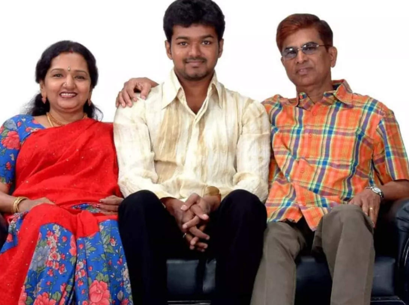 பெற்றோருடன் விஜய்.. இதற்கு முன் வெளியான புகைப்படங்களின் தொகுப்பு இதோ ...