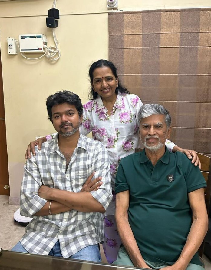 பெற்றோருடன் விஜய்.. இதற்கு முன் வெளியான புகைப்படங்களின் தொகுப்பு இதோ ...