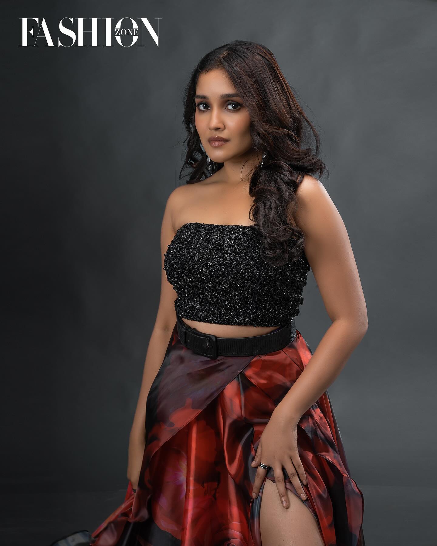 கூகுள் மேப் போட்டு யார தேடுறாங்க? கிளாமர் லுக்கில் கலக்கும் குட்டி நயன் அனிகா! | Actress Anikha ...