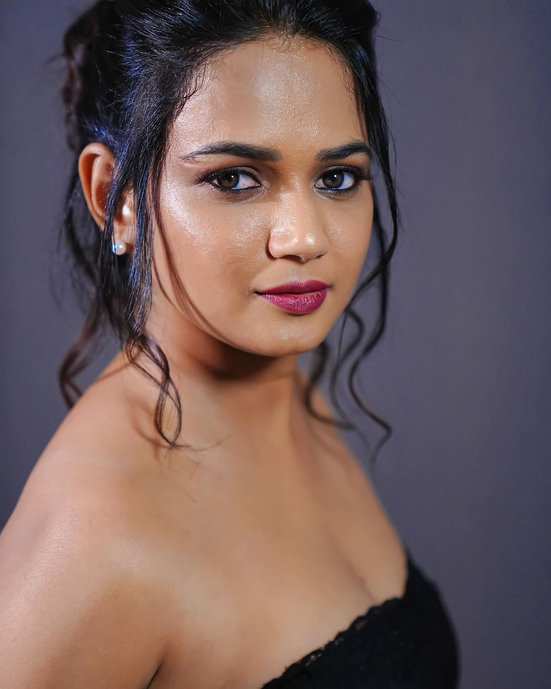 అంతా రామ్ గోపాల్ వర్మ మహిమే.. కుర్రాళ్లను రెచ్చగోట్టేస్తున్న అరియానా గ్లోరీ..! | Actress Ariyana ...