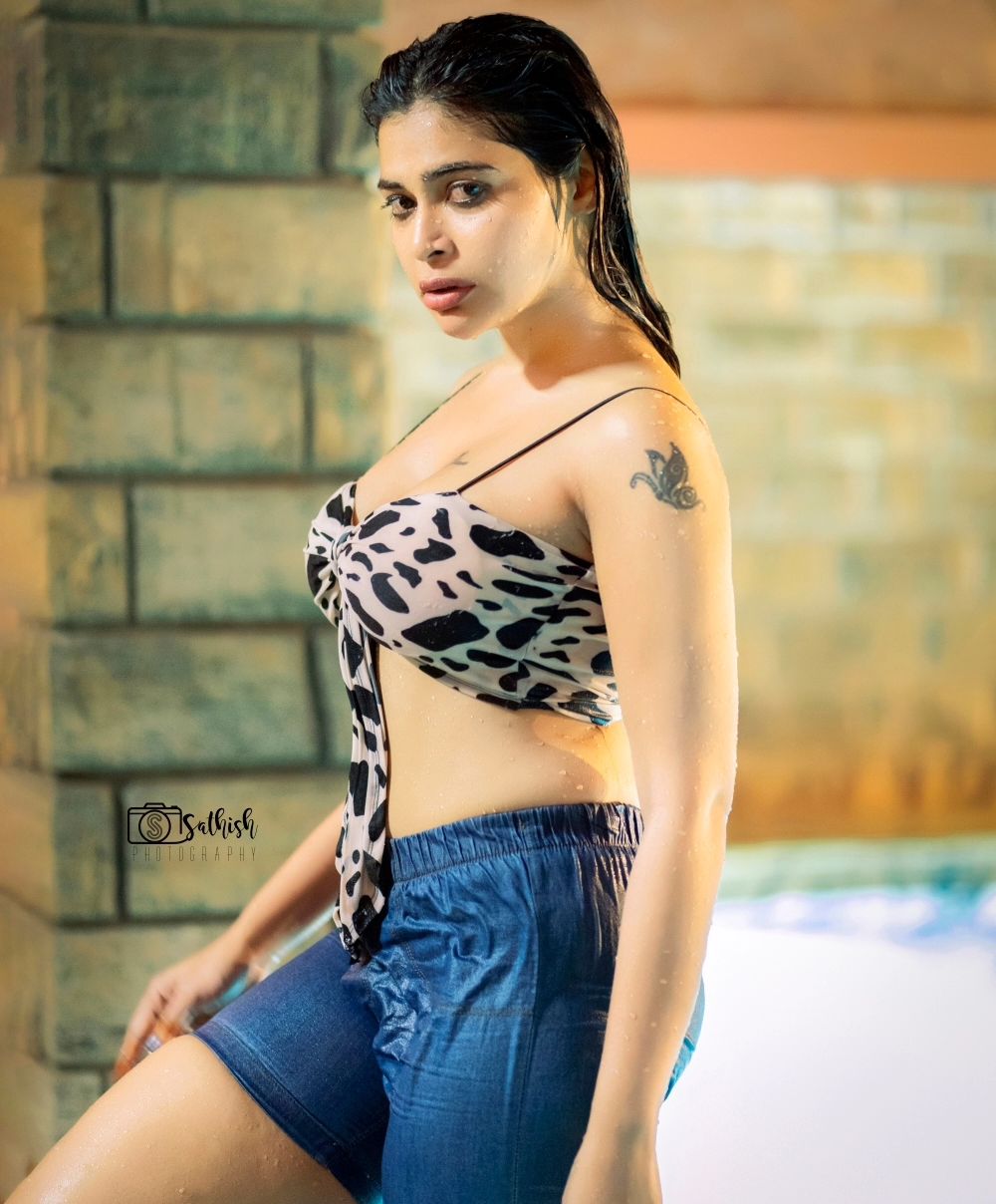 நீச்சல் குளத்தில் கிளாமர் போட்டோஷூட்.. தர்ஷா குப்தாவின் லேட்டஸ்ட் க்ளிக்ஸ்! | Actress Dharsha ...