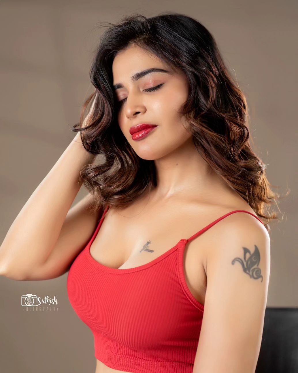 நீச்சல் குளத்தில் கிளாமர் போட்டோஷூட்.. தர்ஷா குப்தாவின் லேட்டஸ்ட் க்ளிக்ஸ்! | Actress Dharsha ...